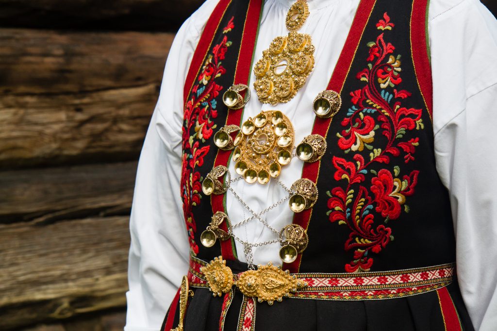 Bunadsølv Vest-Telemark-bunad ⋆ Gullsmed Aabø