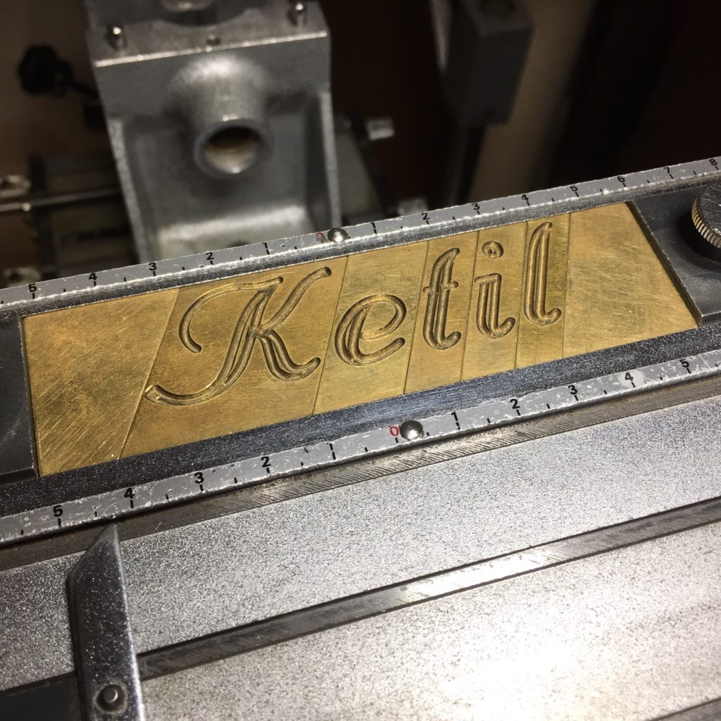 Gravering av bunadskniv / lommeklokke ⋆ Gullsmed Aabø